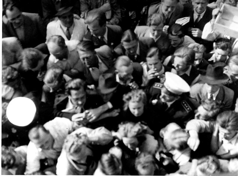 B90803_Køduddeling, besættelsen 2-7-1944.tif | | FotoWeb 8.0