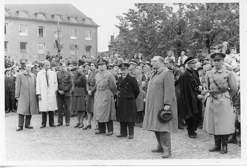 B92324_Stændertorvet_Våbenmodtagelsesholdene_30051945.tif | | FotoWeb 8.0