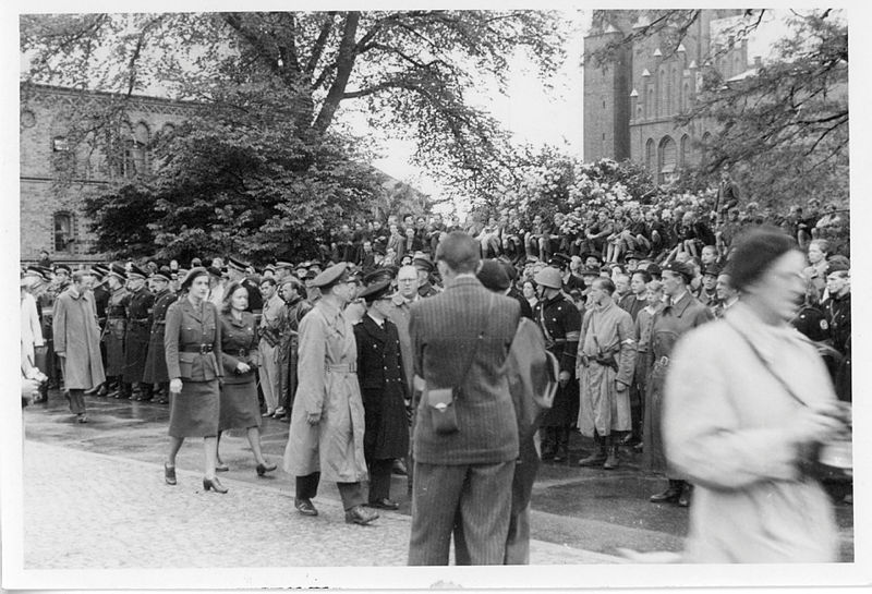 B92325_Stændertorvet_Våbenmodtagelsesholdene_30051945.tif | | FotoWeb 8.0