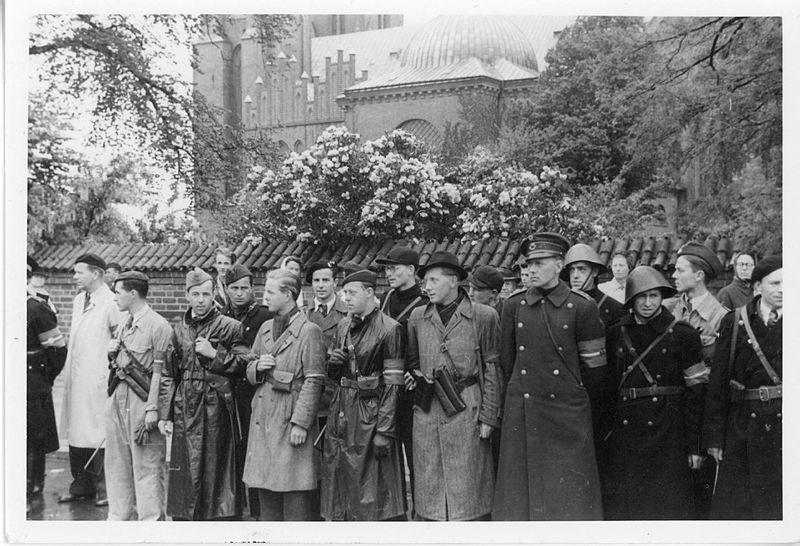 B92331_Stændertorvet_Våbenmodtagelsesholdene_30051945.tif | | FotoWeb 8.0